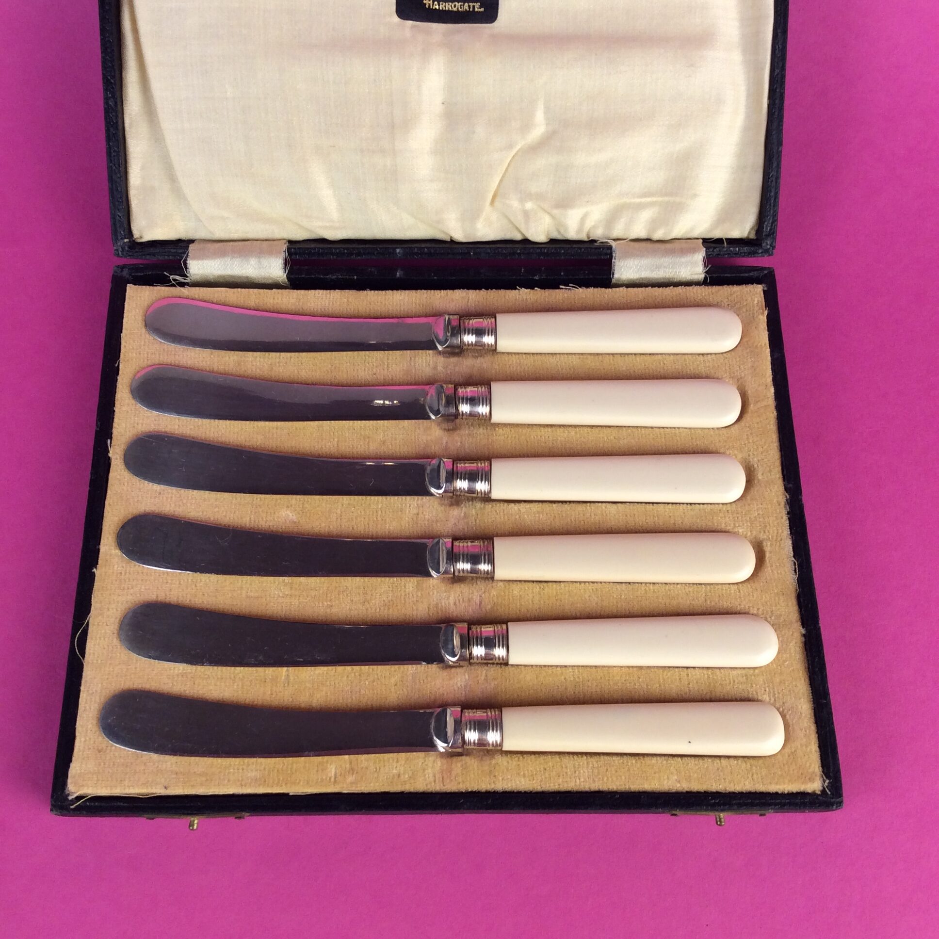 Sechs versilberte Art Deco Buttermesser, England, um 1930