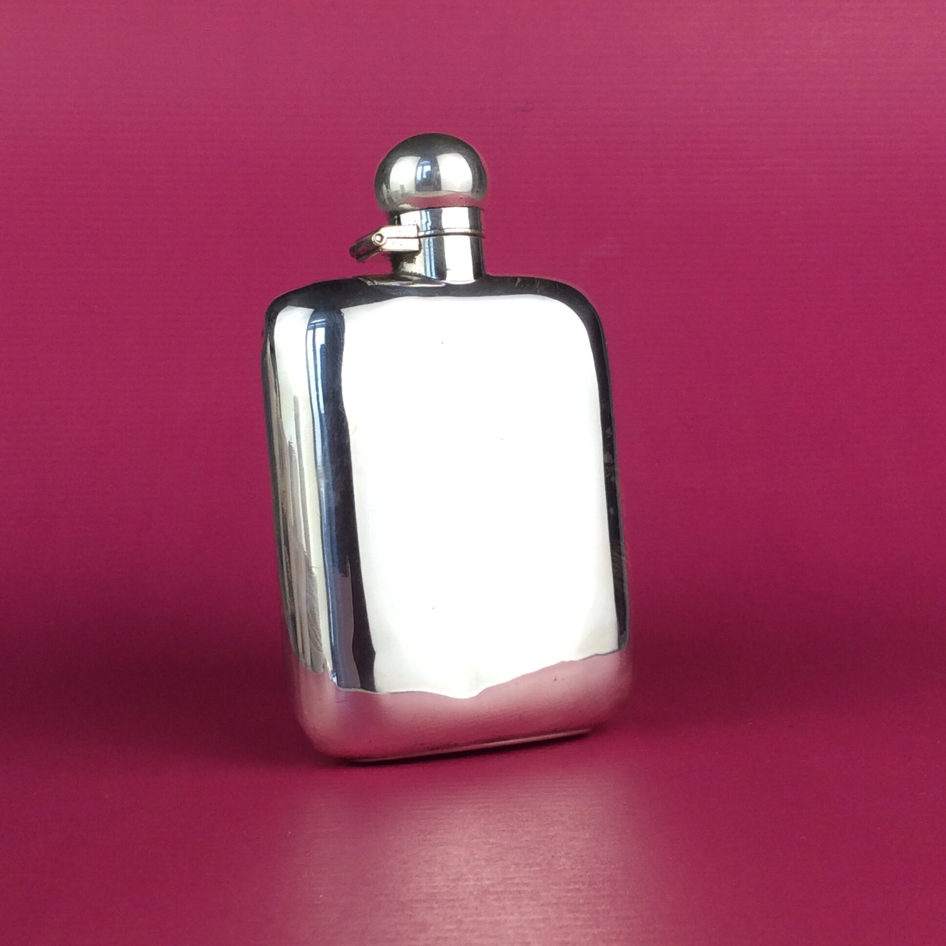 Versilberter Jugendstil Flachmann, England, um 1900