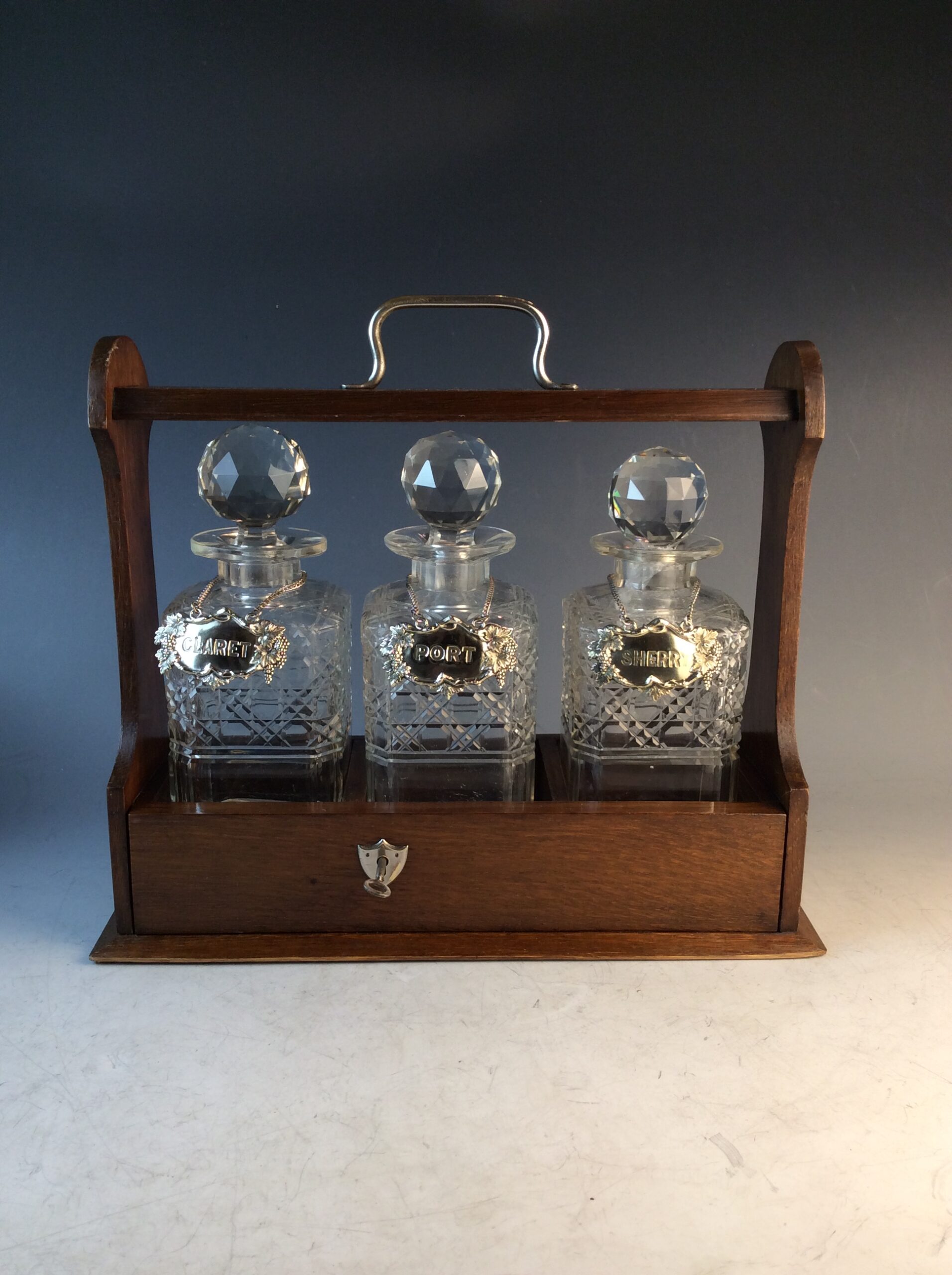 „Tantalos“ mit drei Karaffen, England, um 1900