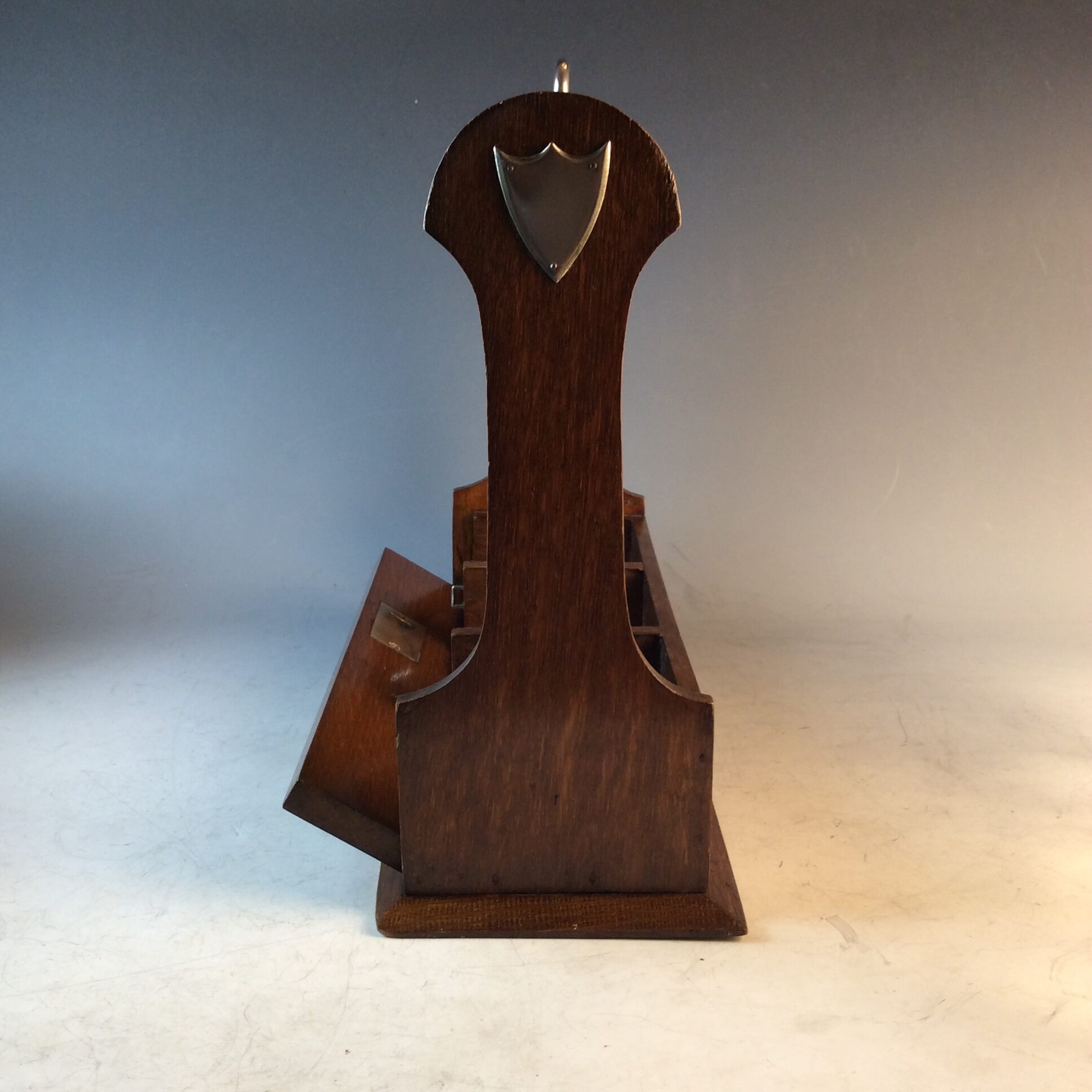 „Tantalos“ mit drei Karaffen, England, um 1900