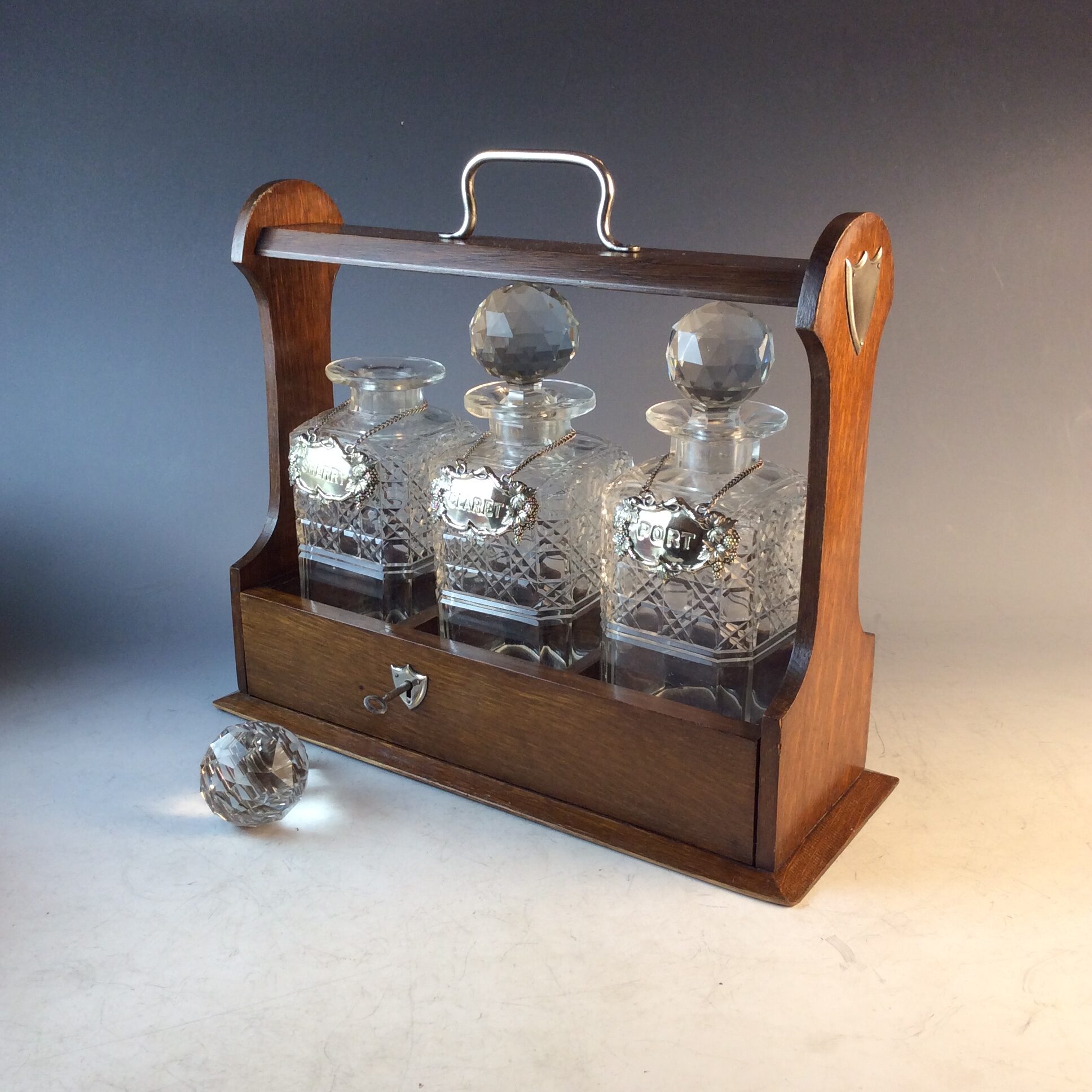 „Tantalos“ mit drei Karaffen, England, um 1900